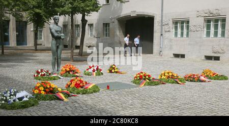 Bendlerblock, courtyard with the Memorial to the German Resistance ...