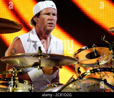 Red Hot Chili Pepper drummer Chad Smith performs with the rest of the ...