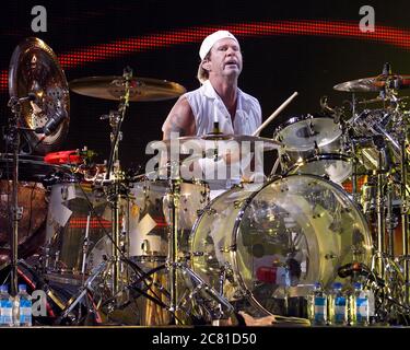 Red Hot Chili Pepper drummer Chad Smith performs with the rest of the ...
