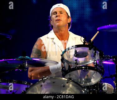 Red Hot Chili Pepper drummer Chad Smith performs with the rest of the ...