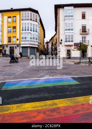 Paso de cebra arco iris y Cuesta de San Vicente. Vitoria. Álava. País ...