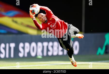 Heurelho Gomes of Watford warms up during the premier league match at ...