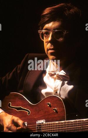 Simon Jeffes of the Penguin Cafe Orchestra live at the Mermaid Theater ...