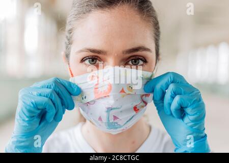 Female doctor fixing face mask to male patient lying on MRI scan ...