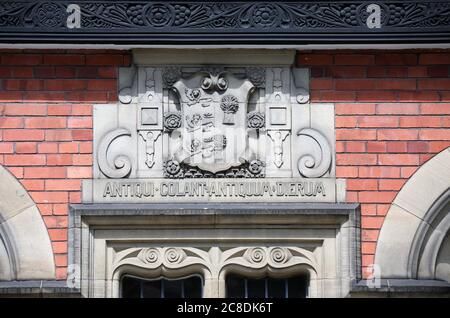 The coat of arms of the city of Chester on a lamp post, Chester ...