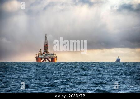 Drilling rig and supply ship Stock Photo - Alamy