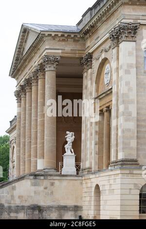 Statues on the exterior of Stowe House Stock Photo - Alamy