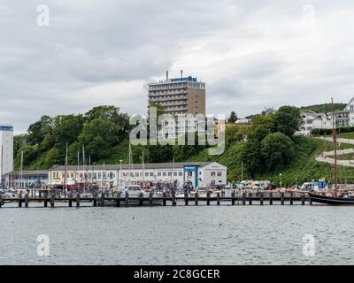Strandpromenade und Hafen in der Altstadt Sassnitz Insel Rügen Urlaub ...