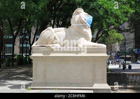 Patience, the library lion statue wearing his Christmas wreath, NYPL ...