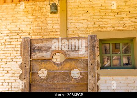 Wooden Gallows With Noose Stock Photo - Alamy