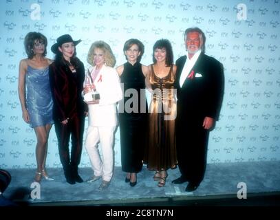 Country singer LARI WHITE at the Los Angeles premiere of Cast Away ...