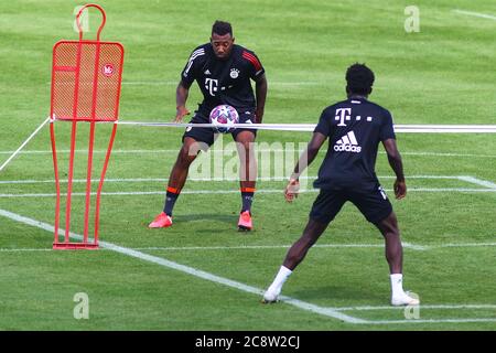 From left: Alphonso Davies (Bayern), referee Robin Braun Munich ...