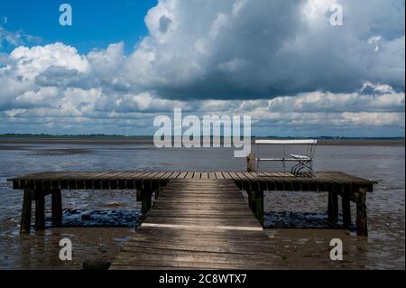 Low Wood bench on the shore of Wastwater, in Wasdale, Cumbria, UK Stock ...