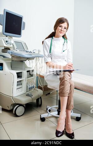 female doctor doing an ultrasound echo on knee Stock Photo - Alamy