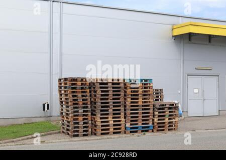 Pallets next to the warehouse building Stock Photo - Alamy