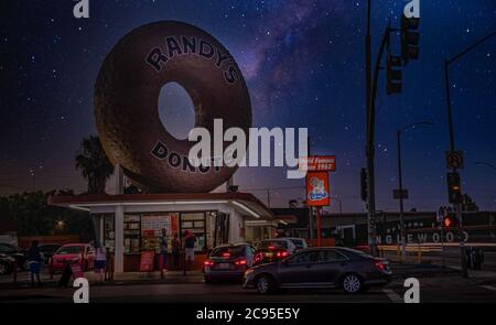 Randy's Donuts Starry Night Stock Photo - Alamy