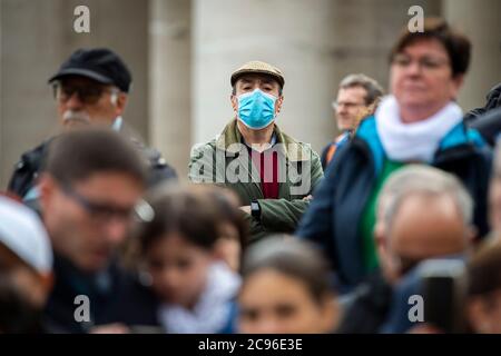 Catholic faithful wearing face mask during Pope Francis weekly general ...