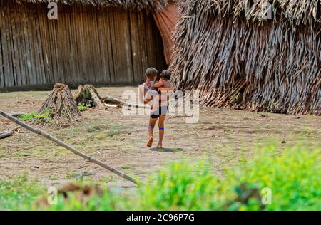 INDIOS YANOMAMI, IRONAVI TRIBE, BRAZO CASIQUIAIRE, AMAZONAS, VENEZUELA ...