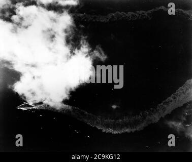Battleship Yamato under attack 7 April 1945 Stock Photo - Alamy