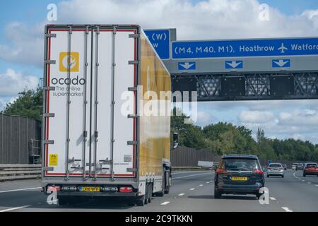 Motorway Sign on the M25 for Heathrow and Gatwick Airports. UK Stock ...