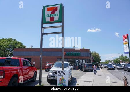 Sign outside a 7-Eleven convenience store in Kyoto, Japan Stock Photo ...