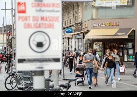 The public wear masks in Paris Stock Photo - Alamy