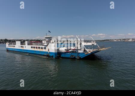 Torpoint ferry crossing the Tamar River between Torpoint in Cornwall ...