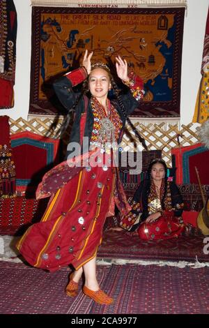 Folk dance group, Ashgabat (Asgabat), Turkmenistan Groupe folklorique ...