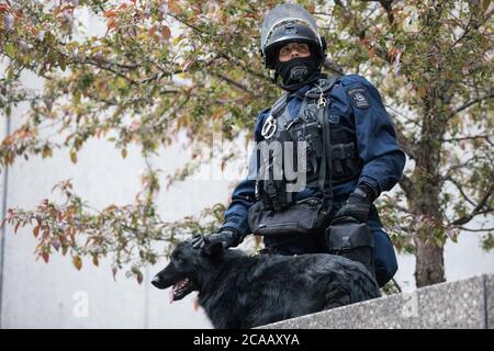 police officer SWAT Stock Photo - Alamy