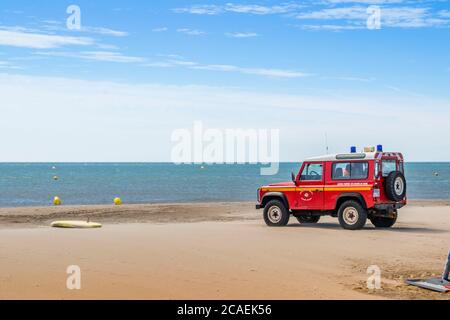 red life guard Land Rover defender on patrol on the beach (Plage ...