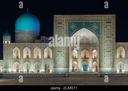 Iwan of Tilya Kori Madrasa at night in Samarkand, Uzbekistan. Detailed ...