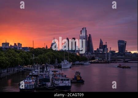 Sunrise in central London, with the sun just appearing, London Stock ...
