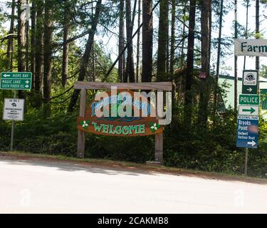 Welcome to Pender Island sign, British Columbia, Canada Stock Photo - Alamy
