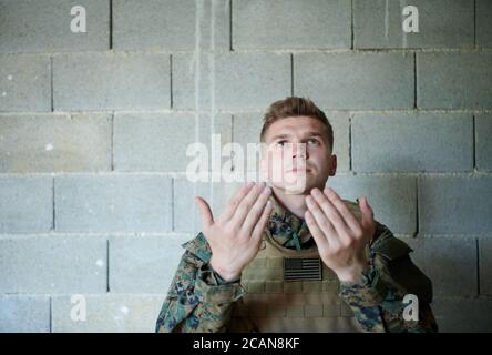 muslim soldier praying traditinal islamic pray Stock Photo - Alamy