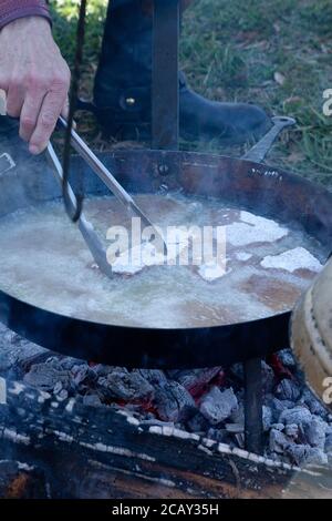 Cowboy cooking a meal over an open fire Stock Photo - Alamy