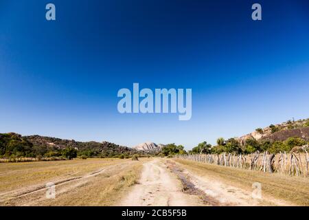 Matobo hills, safari road to "Silozwane cave" rock painting site ...