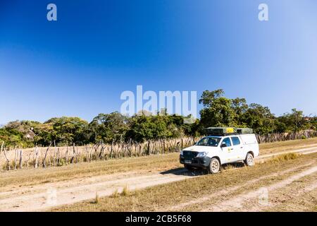 Matobo hills, safari road to "Silozwane cave" rock painting site ...