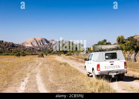 Matobo hills, safari road to "Silozwane cave" rock painting site ...