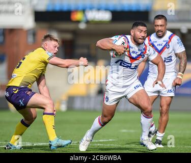 Wakefield Trinity's Kelepi Tanginoa breaks the line Stock Photo - Alamy