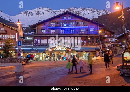 Night in the shopping centre of the ski resort of Verbier located in ...