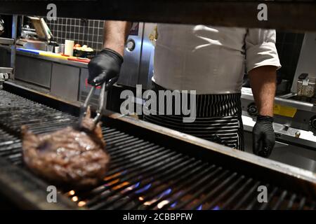 Process of making a delicious steak with seasonings on a grill Stock ...