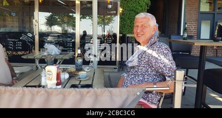 Ted Linow (61), deutscher Booker und Modelagent zu Gast im Restaurant ...
