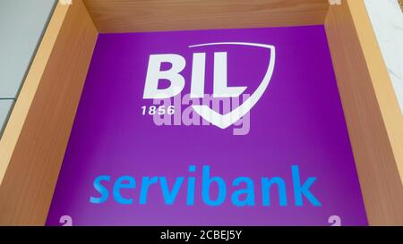 Bil bank sign and vending machine. Servibank Bil Stock Photo - Alamy
