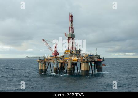 The Ocean Guardian Semi Submersible Oil Drilling Rig, and the Cruise ...