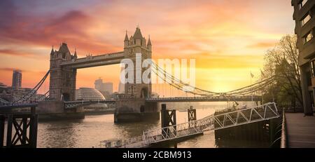 Sunset over Tower Bridge crossing the River Thames in London, UK Stock ...