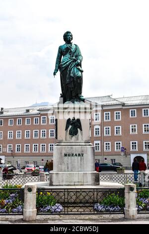 Mozart statue, Mozartplatz, Altstadt, old town, Salzburg, Austria Stock ...