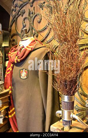 Exhibits of Raikan appearing in Attack on Titan Shingeki no kyojin ...
