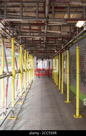 Walkway under scaffold Stock Photo - Alamy