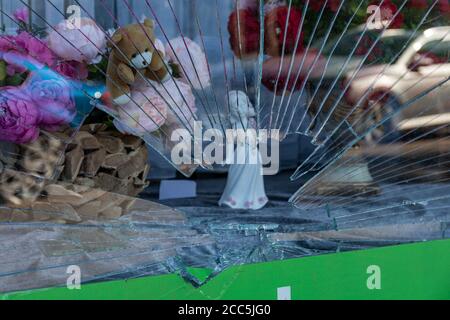 shattered shop window Stock Photo - Alamy