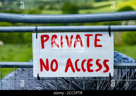 Private Sign: Private land, Oxforshire countryside. UK Stock Photo - Alamy